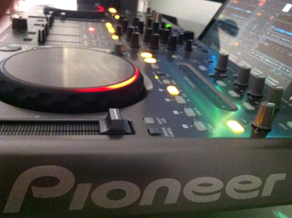 Review & Video: Pioneer DDJ-T1 4-Channel Traktor DJ Controller ...
