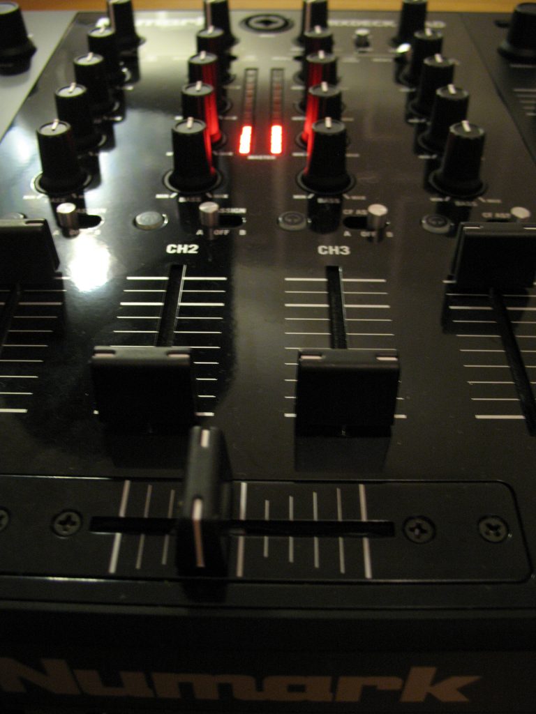 Review & Video: Numark Mixdeck Quad - Digital DJ Tips