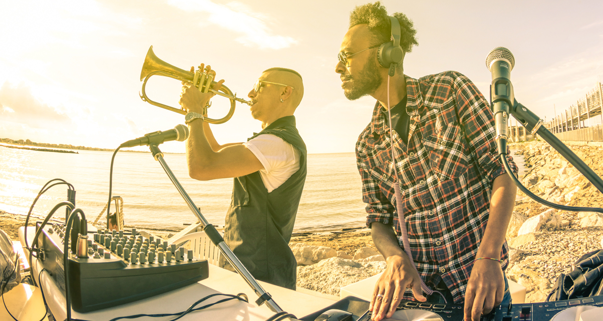 4 Ways To Create A Memorable DJ Show That Pulls A Crowd