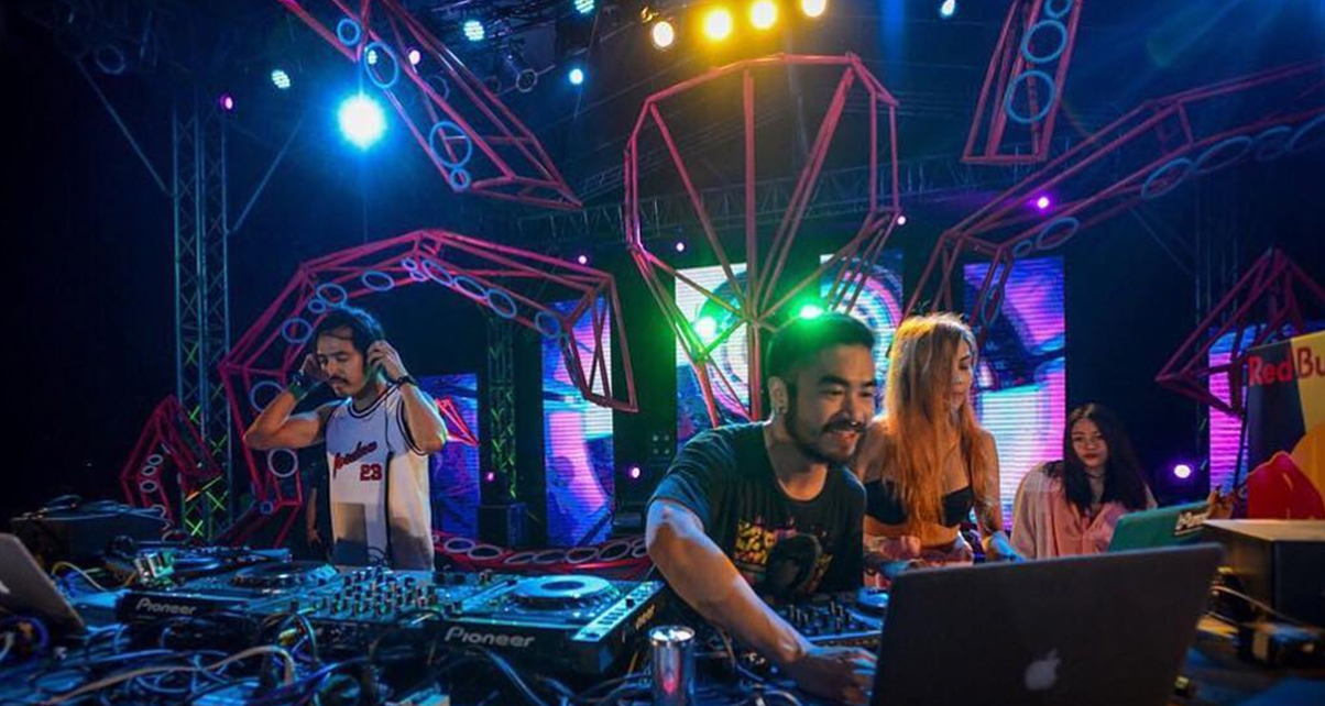 4 Ways To Create A Memorable DJ Show That Pulls A Crowd