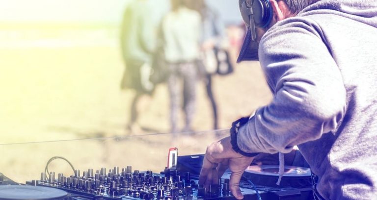 How To DJ - Play Your First DJ Set In Just 4 Hours! - Digital DJ Tips