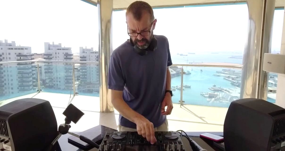 How To DJ - Play Your First DJ Set In Just 4 Hours! - Digital DJ Tips