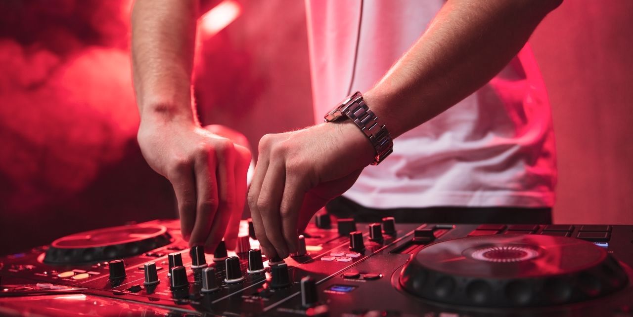 10 Mistakes Beginner DJs Make (That Pros Don't) - Digital DJ Tips