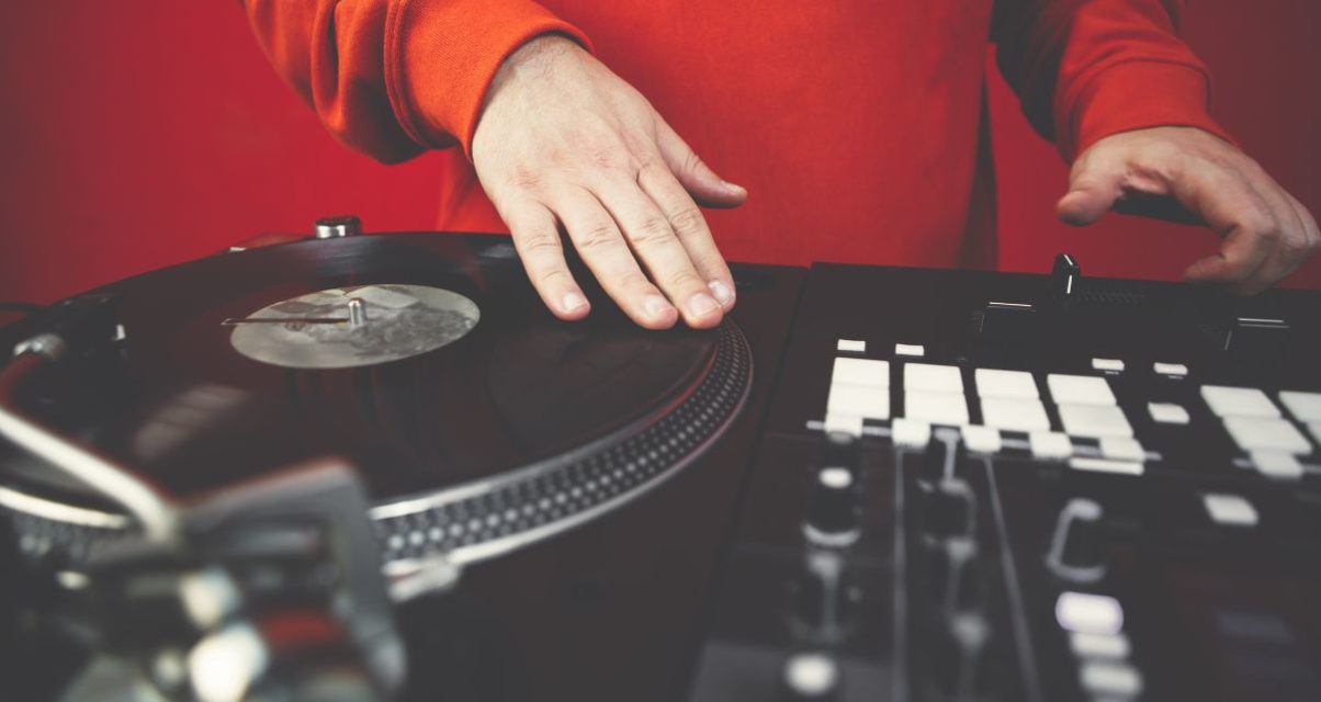 7 Reasons DJs Still Use Vinyl & Turntables Today - Digital DJ Tips