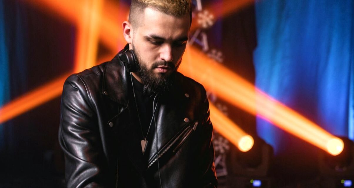 How To DJ With Digital DJ Controllers & Pro Gear - Digital DJ Tips