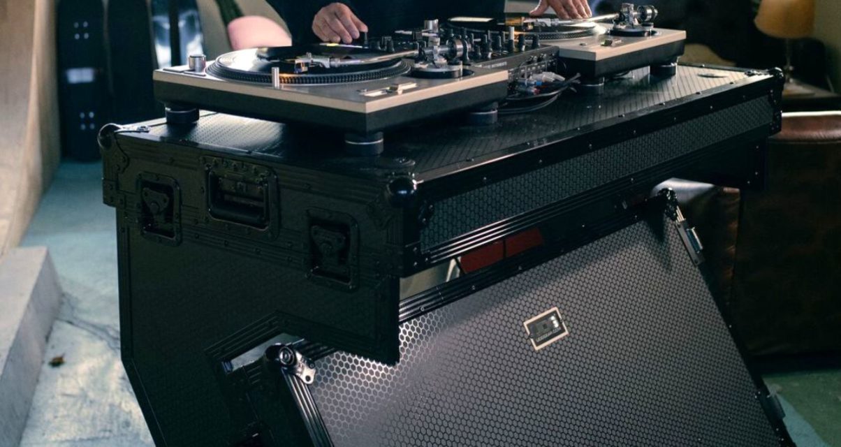 UDG Ultimate Fold Out DJ Table Mk2 Plus Review - Digital DJ Tips