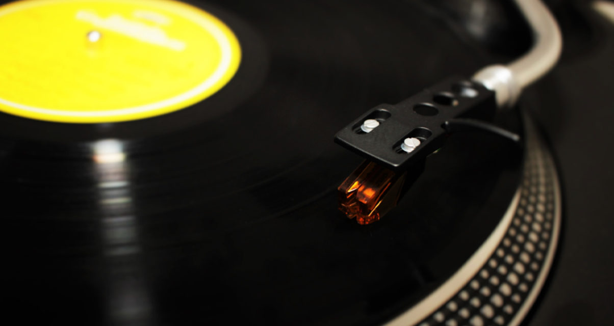 How To Play Real Vinyl On A DVS System (2 Methods) - Digital DJ Tips