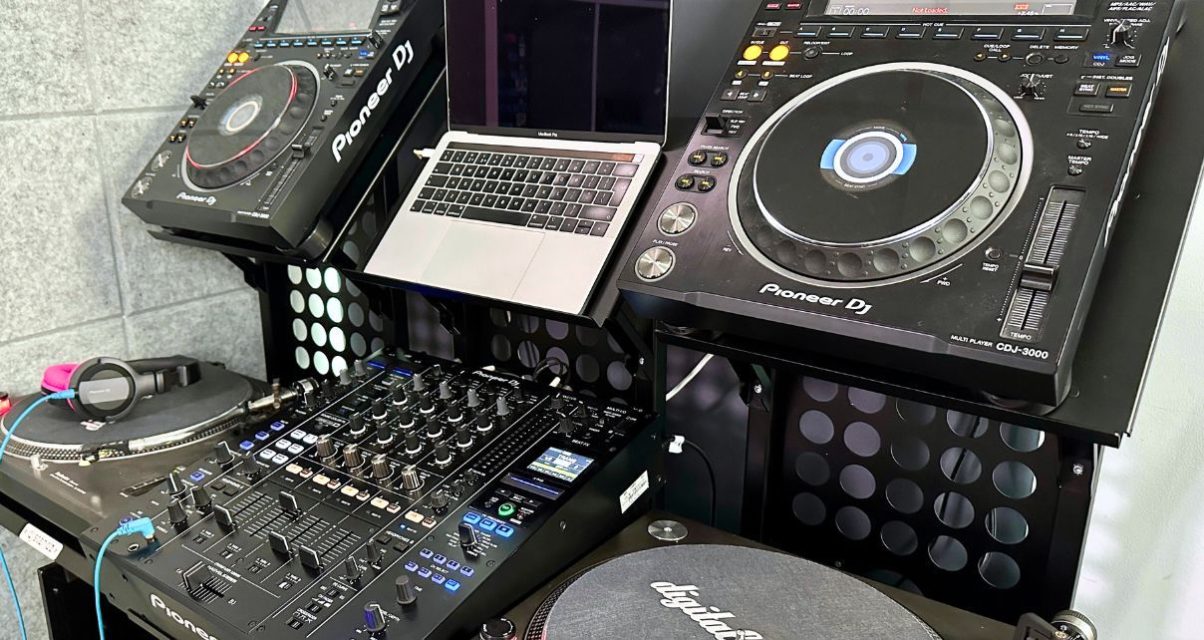 DJ Standz Modular Gear Stands Review - Digital DJ Tips