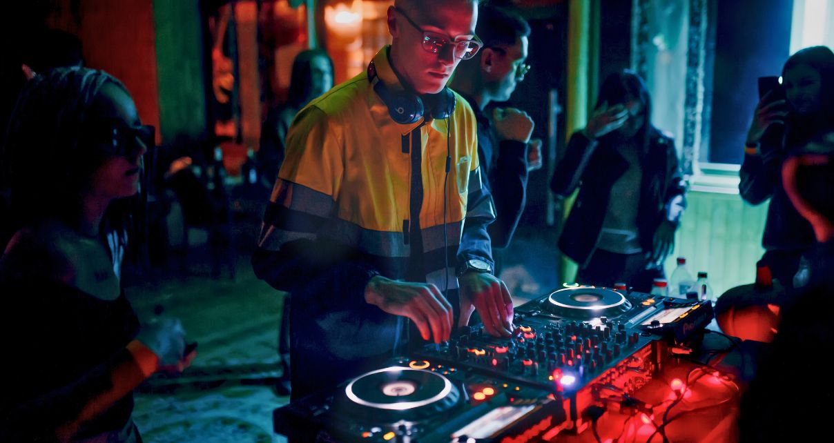 7 Ways DJs Know What To Play Next - Digital DJ Tips