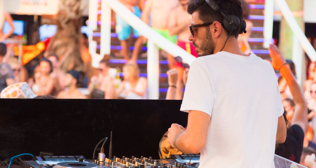 Why Doing Nothing Between DJ Transitions Is Fine - Digital DJ Tips